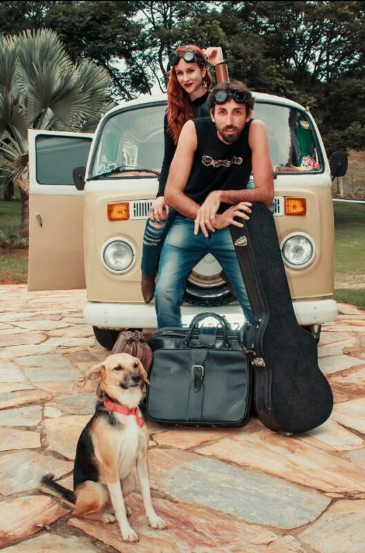 Conheça a família de cantores que percorre o país de Kombi