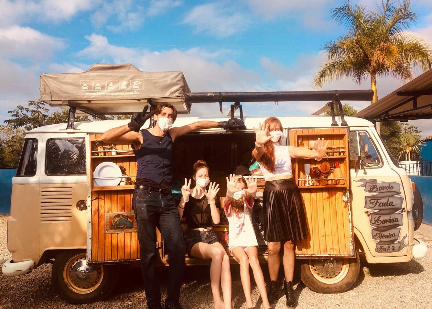 Conheça a família de cantores que percorre o país de Kombi