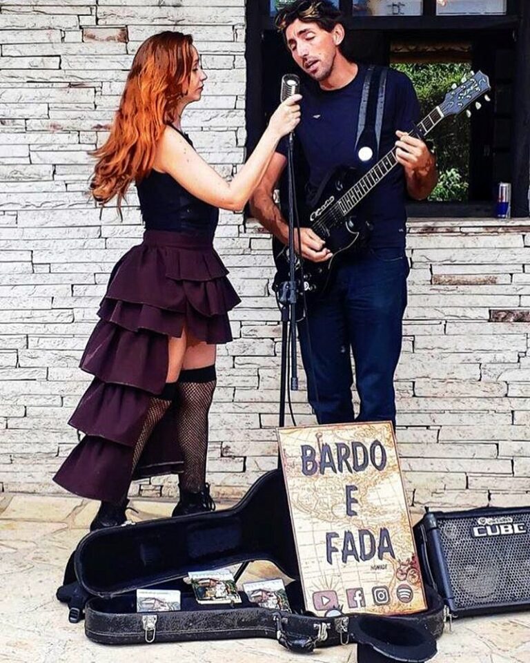Conheça a família de cantores que percorre o país de Kombi